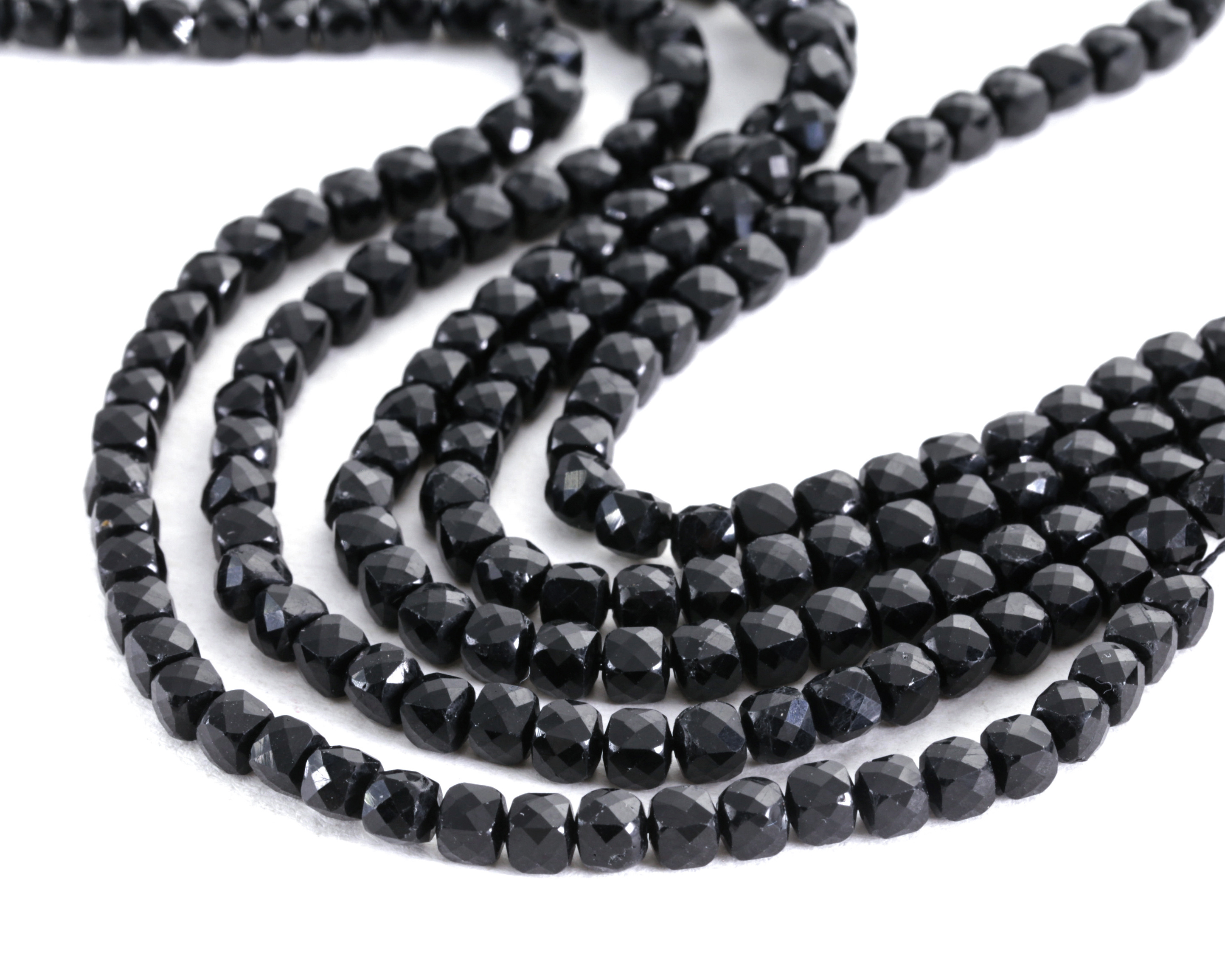 Spinel Faceted Cube 4mm