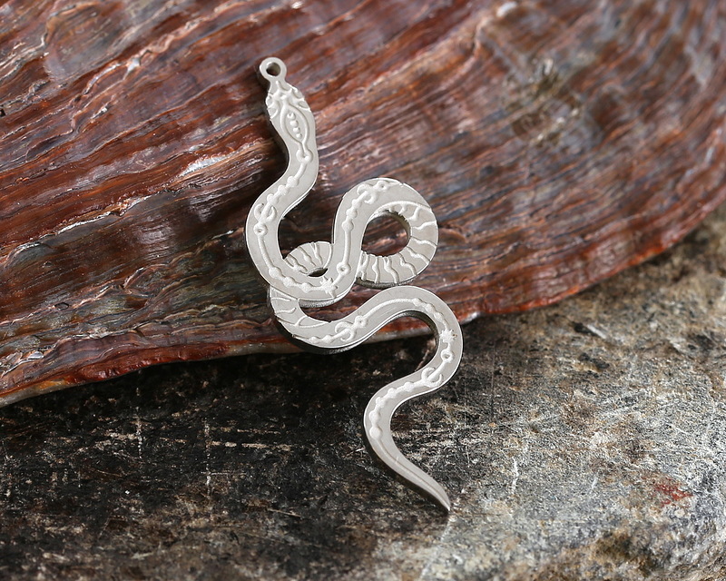 Stainless Steel Etched Curling Snake 14x35mm