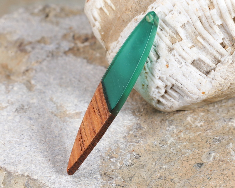 Walnut Wood & Emerald Resin Dagger Focal 7x43mm