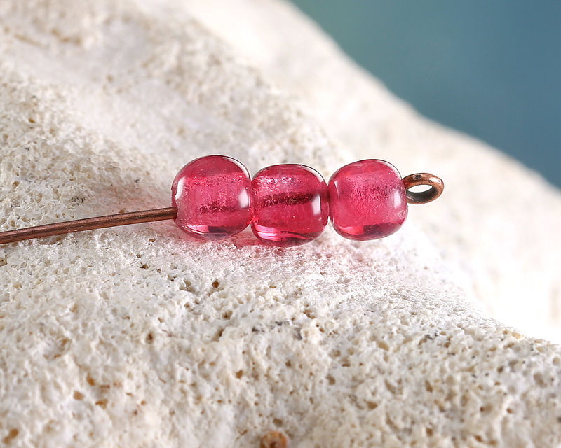 Unicorne Beads Glass Raspberry Round 5mm